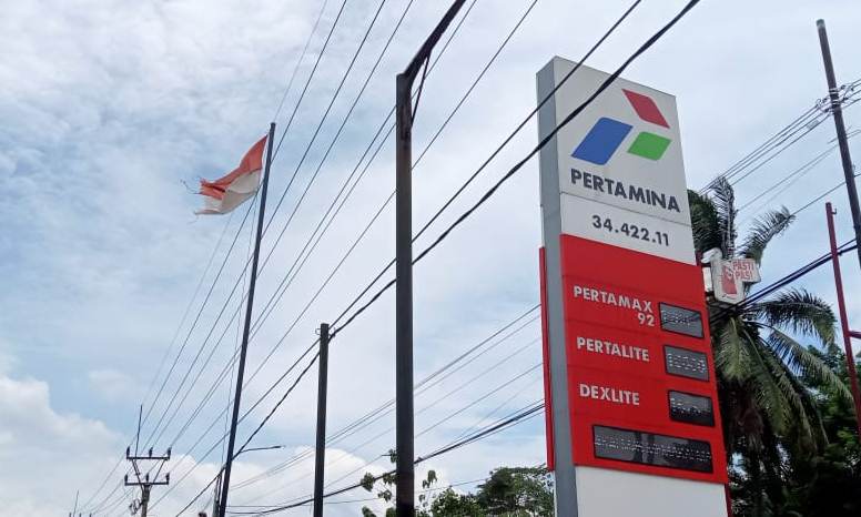 Pengibaran Bendera Merah Putih Robek Dan Kusam di SPBU Pandeglang ...